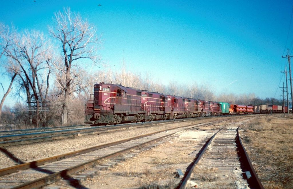 Incredible lashup on the UP main. 6 Geeps.